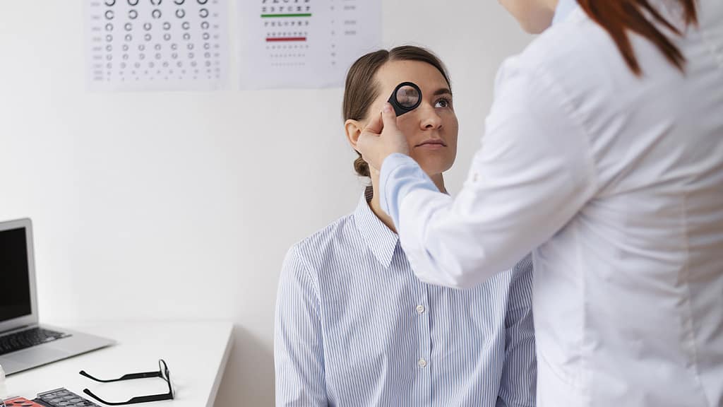 Optician or optometrist, what are the differences? – Lansa OpticWare